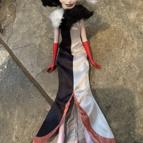Hasbro | Toys | Hasbro Cruella Deville Disneys 1 Dalmations Black ...